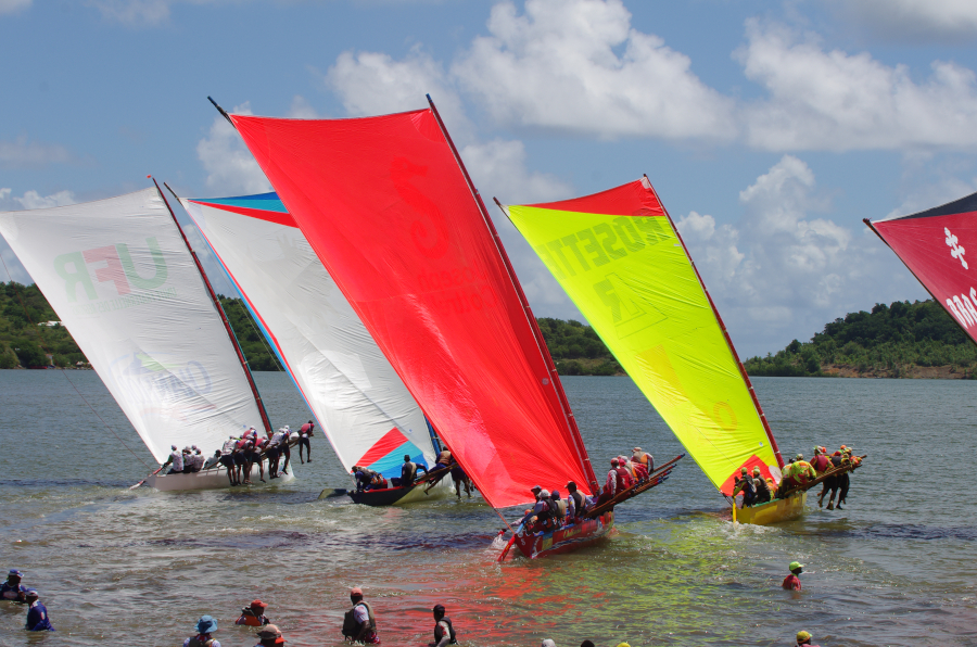 La YOLE DE MARTINIQUE vogue vers l'Unesco - Yachting Classique